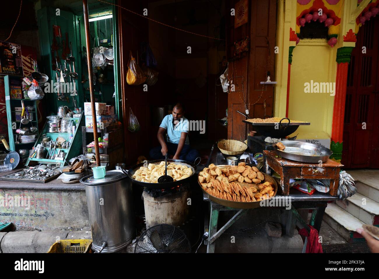 A samosa vendor in Varanasi, India Stock Photo - Alamy