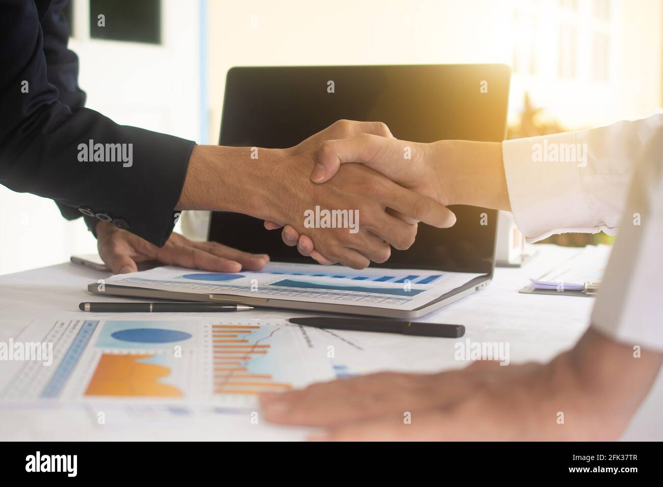 Hand shake teamwork hi-res stock photography and images - Alamy