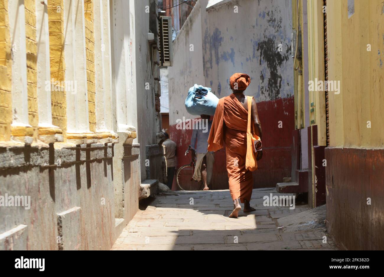 Walking through the narrow streets in the old city of Varanasi, India ...
