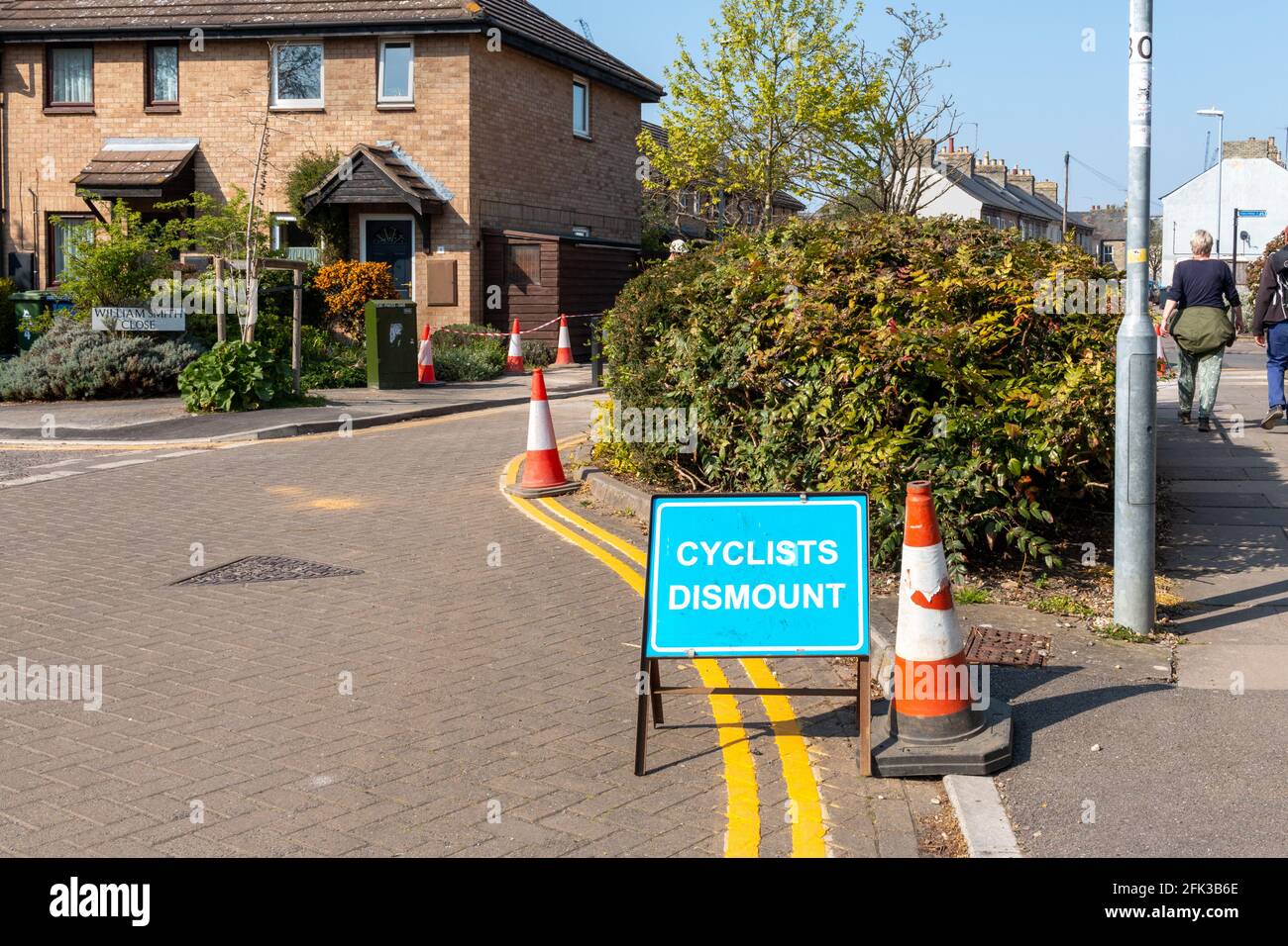 Cyclists Dismount sign on a street in Cambridge, UK Stock Photo - Alamy