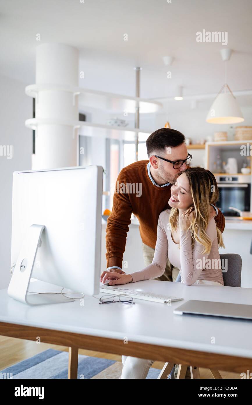 Computer couple love hi-res stock photography and images - Alamy