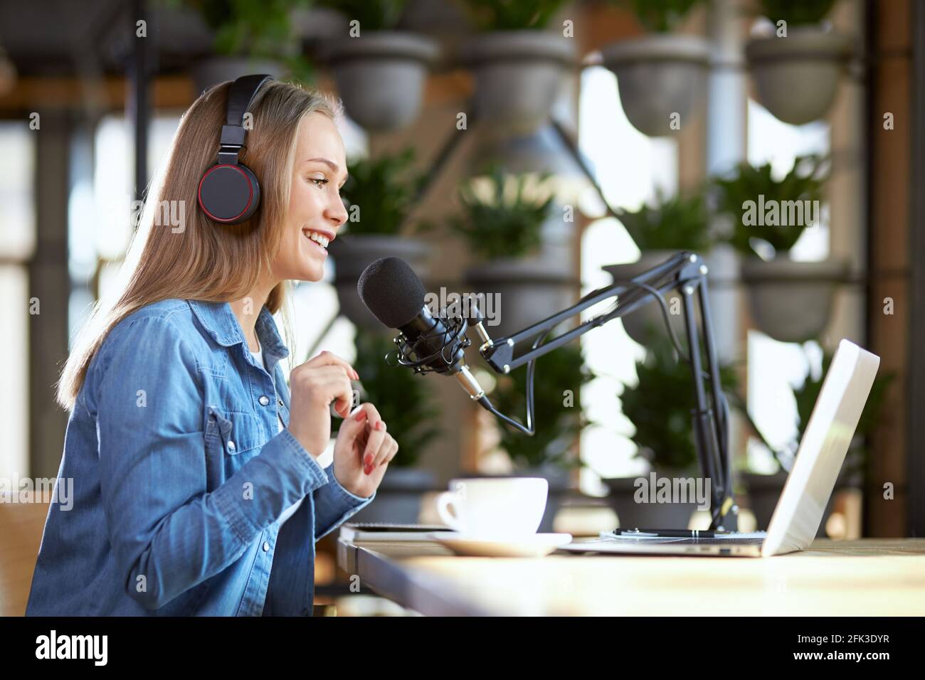 Interview connection hi-res stock photography and images - Alamy