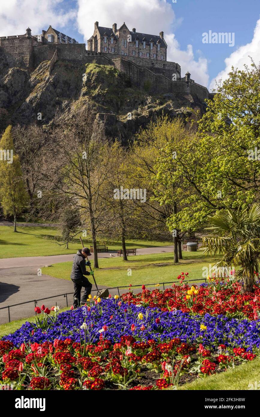 Edinburgh, United Kingdom. 28 April, 2021 Pictured: Flowers bloom in ...