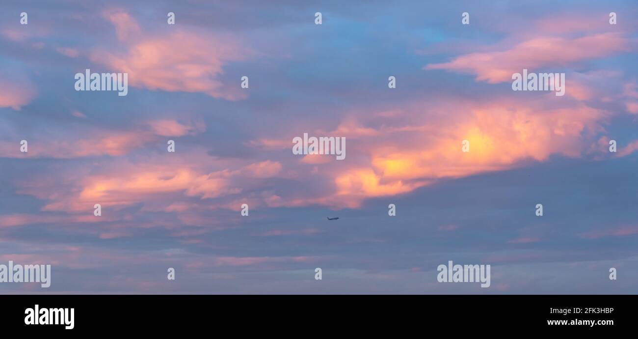 Amazing pink sunset clouds hi-res stock photography and images - Alamy