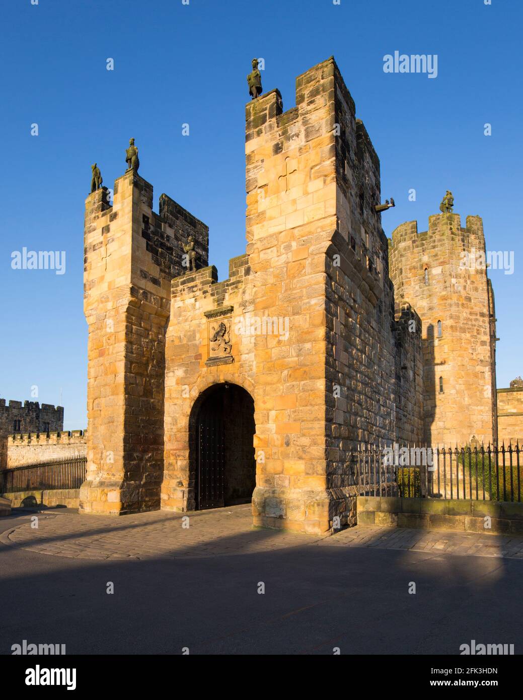 Alnwick castle gatehouse hi-res stock photography and images - Alamy