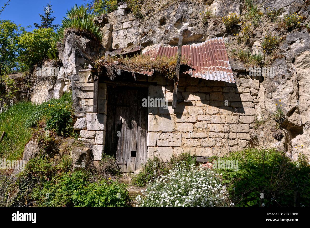 Leaning against a rock hi-res stock photography and images - Alamy