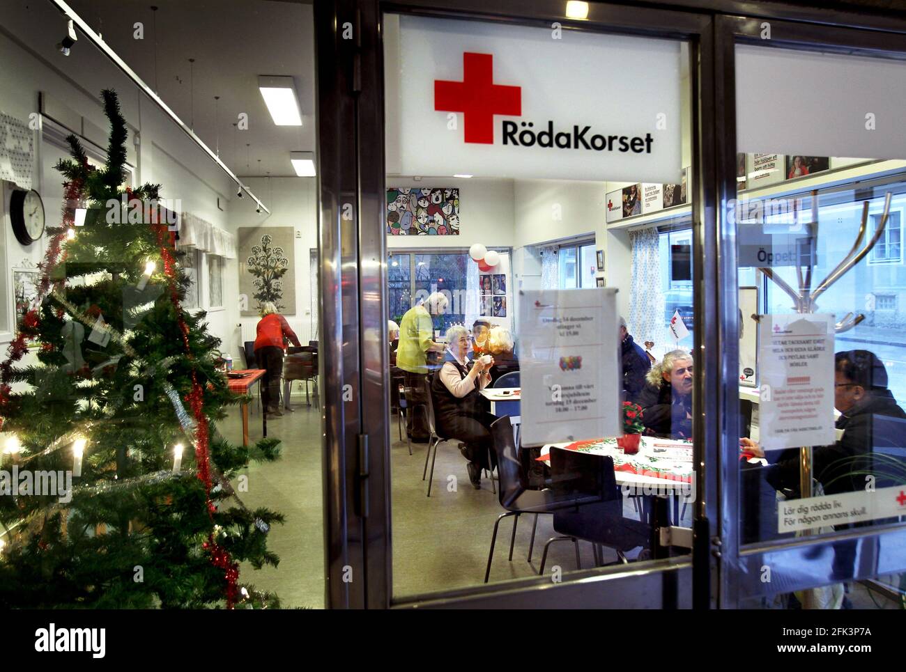 Red cross store hi-res stock photography and images - Alamy