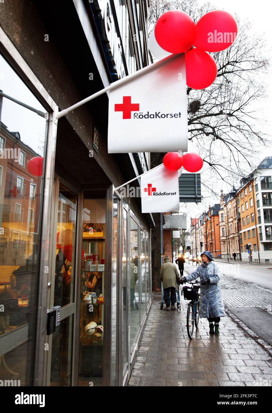 Cross store hi-res stock photography and images - Alamy