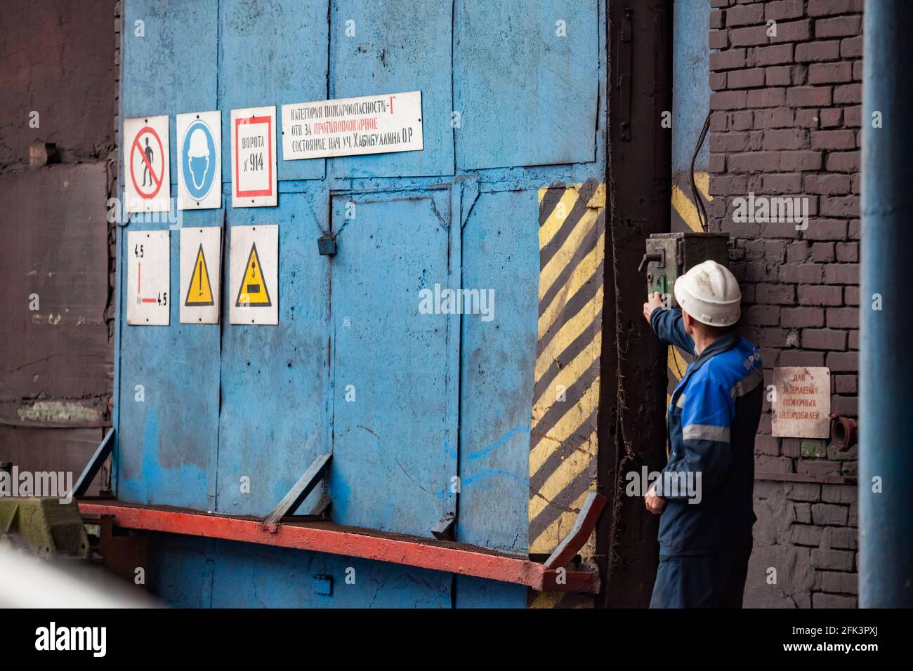 Unsafe wall warning sign hi-res stock photography and images - Alamy
