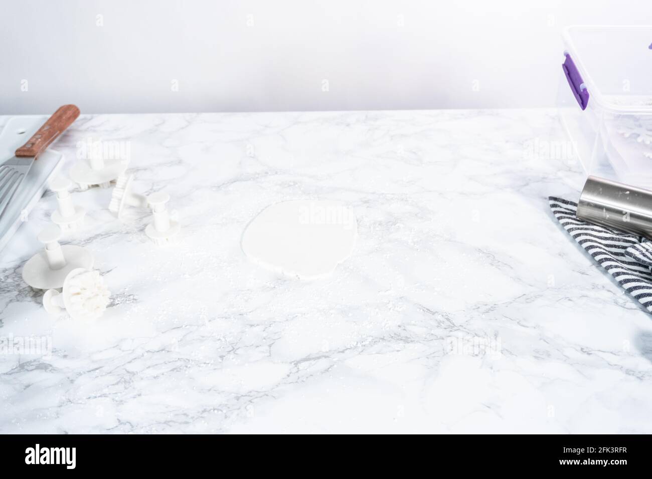 Rolling out fondant cut shapes hi-res stock photography and images - Alamy