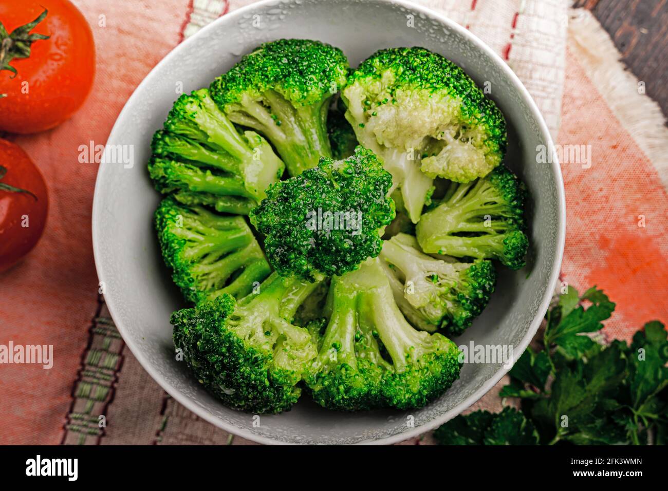 Broccoli bunches hi-res stock photography and images - Alamy