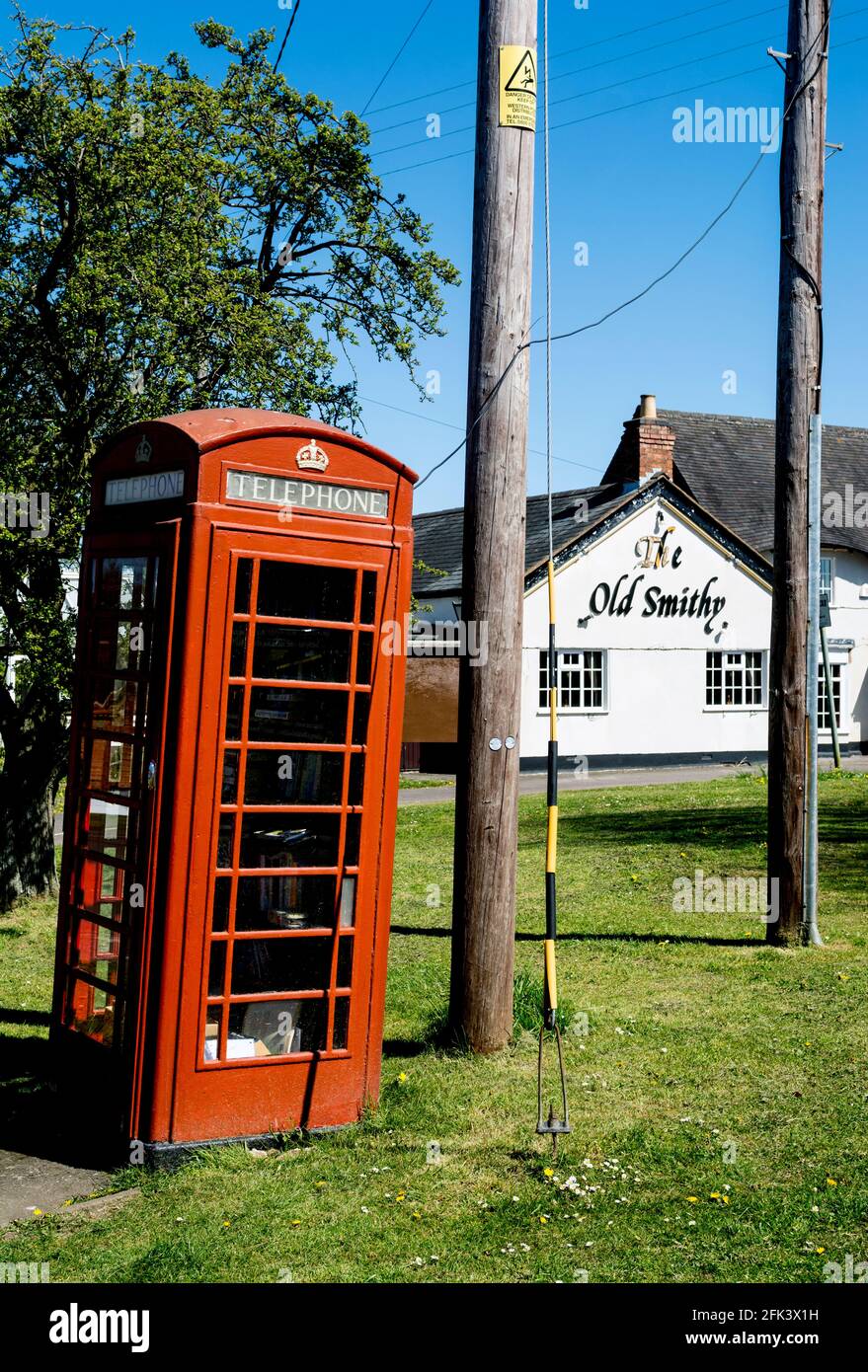 Telephone box and The Old Smithy pub, Church Lawford, Warwickshire ...