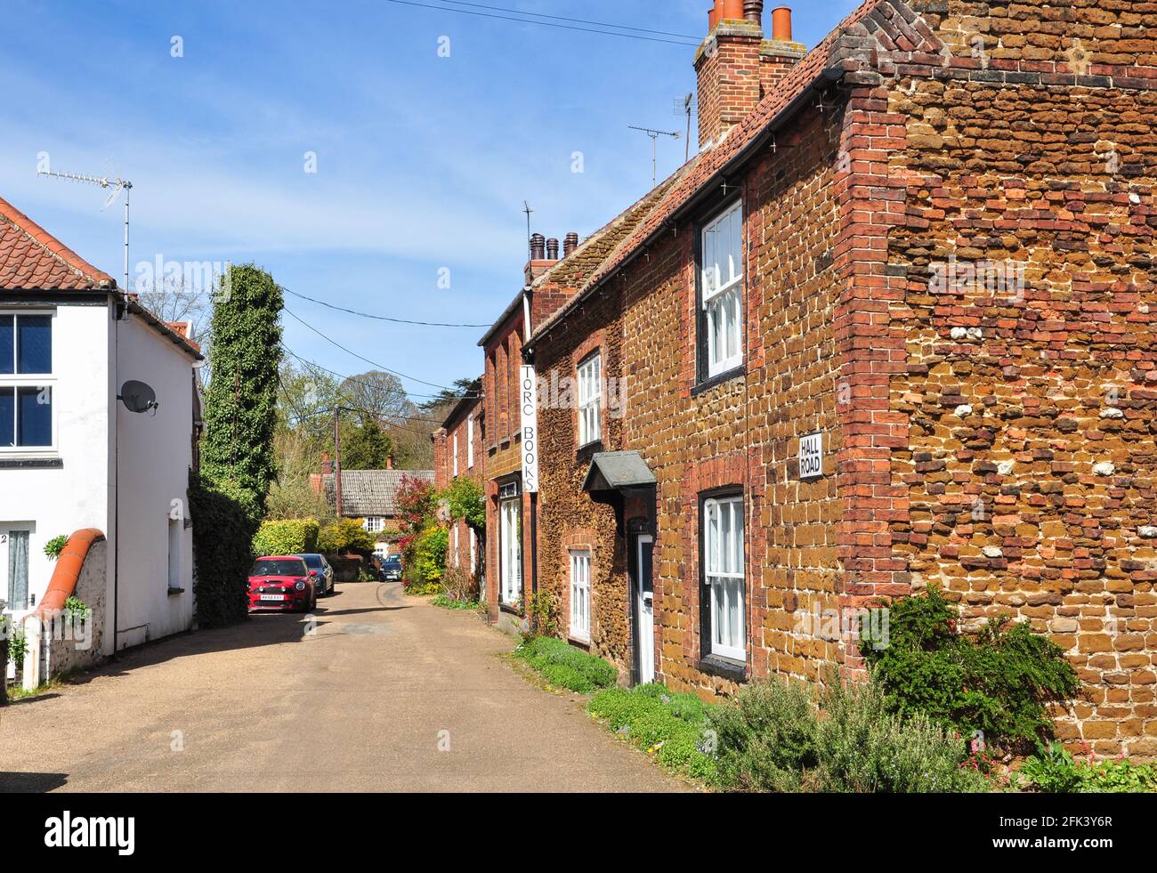 Traditional old village buildings along Hall Road in Snettisham ...