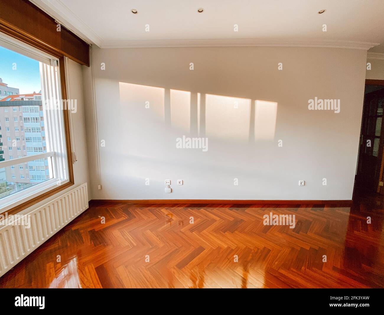 Sunlight through window on wall hi-res stock photography and images - Alamy