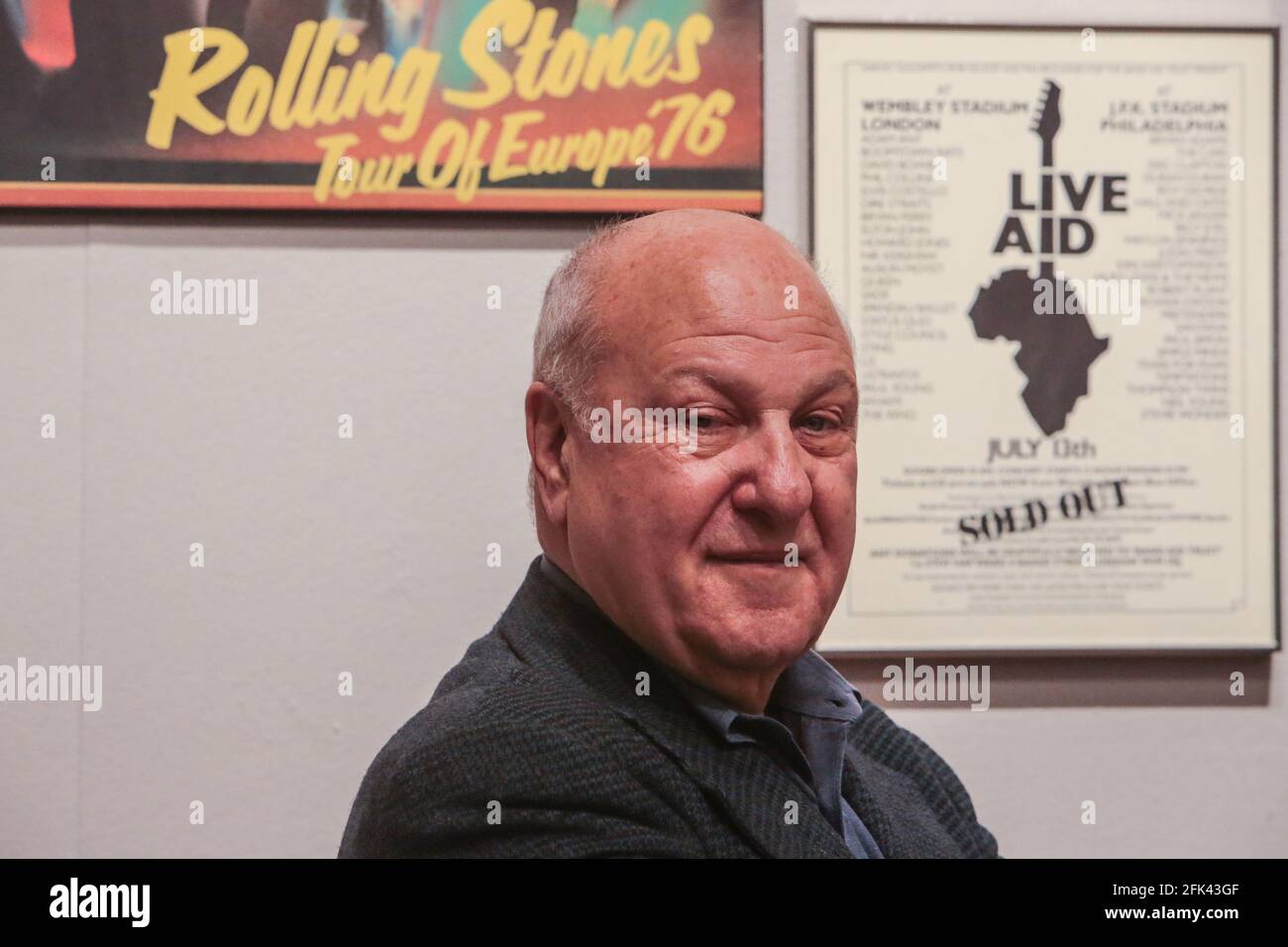 Uk tour neil young hi-res stock photography and images - Alamy