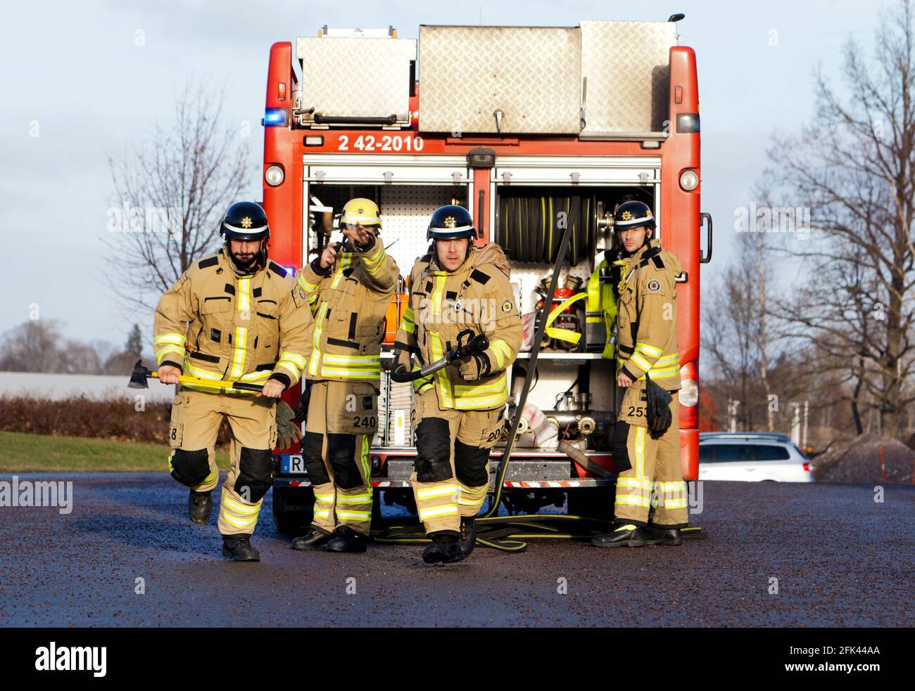Emergency services personnel work scene hi-res stock photography and ...