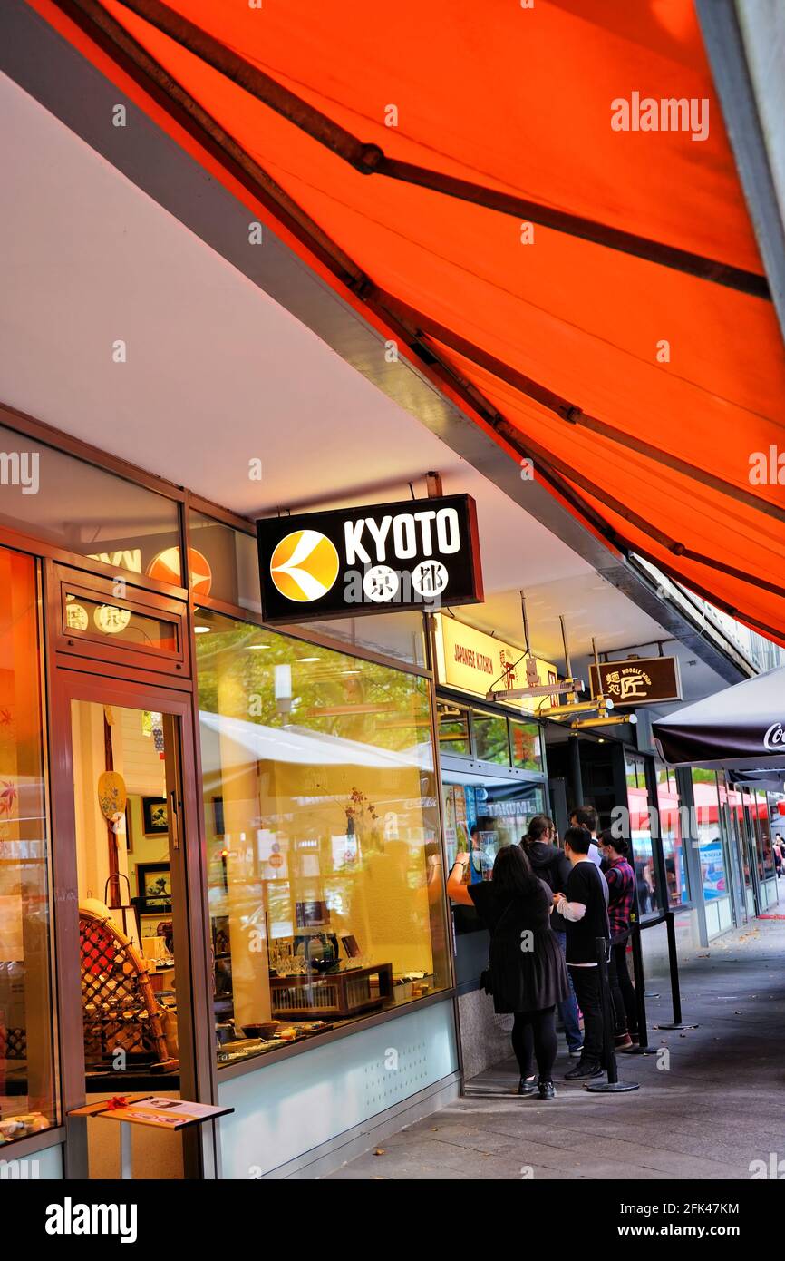 The popular Japanese quarter in Düsseldorf: People waiting in front of ...