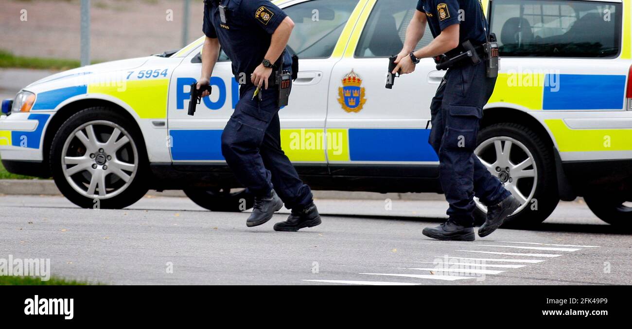 Police officers, with drawn weapons, at an assault alarm Stock Photo ...