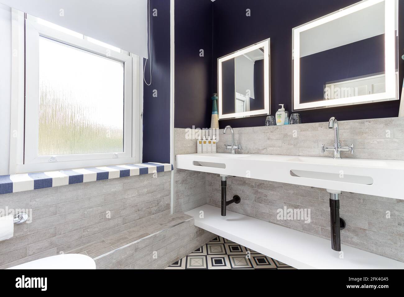 Modern en-suite bathroom with double vanity sink unit Stock Photo - Alamy