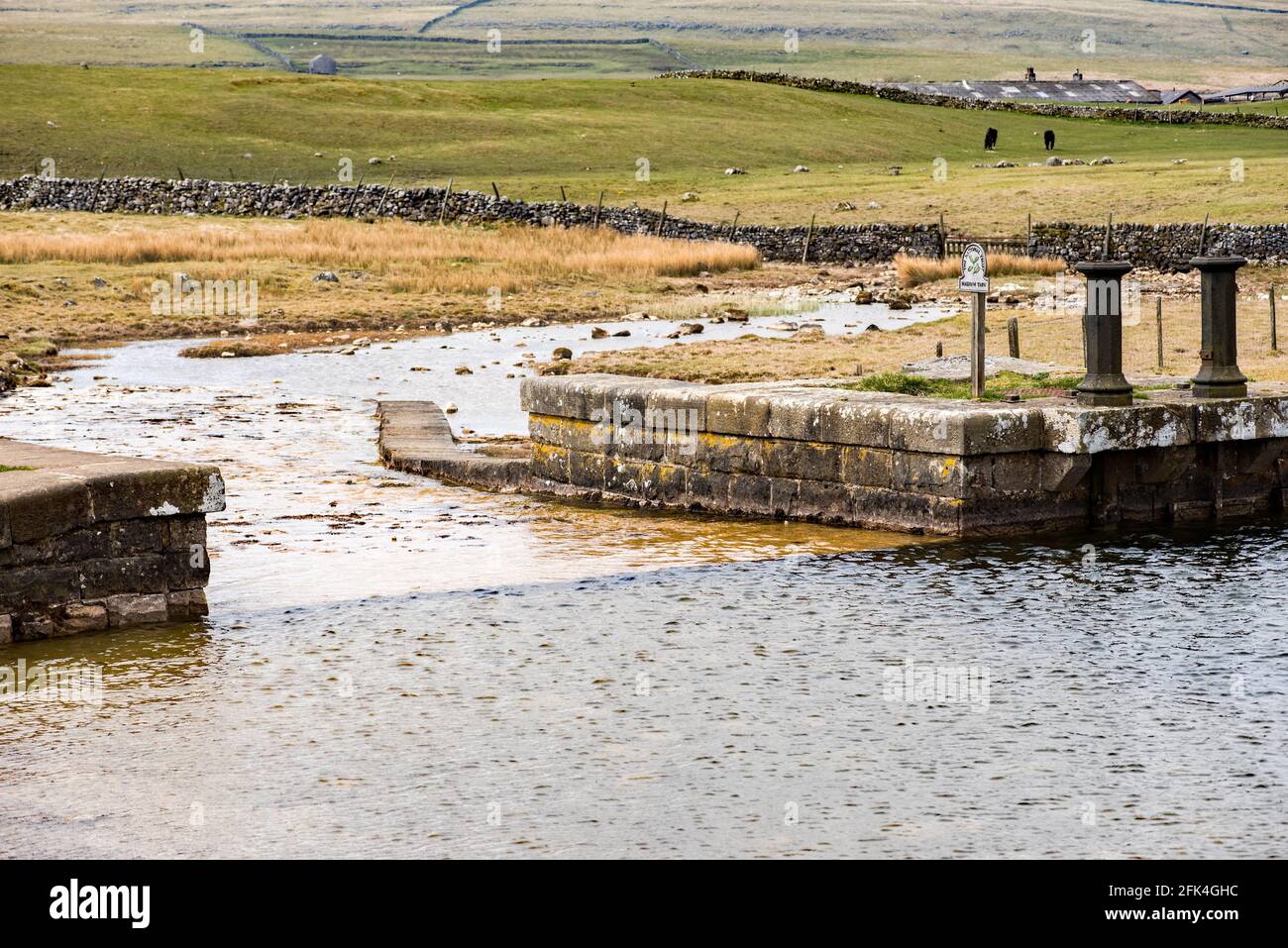 Walk malham tarn circular hi-res stock photography and images - Alamy