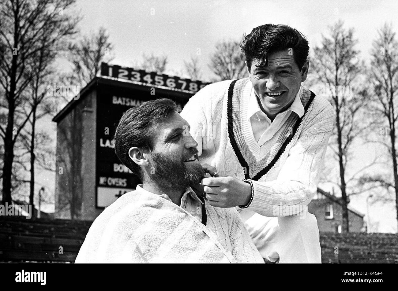 Ken taylor gets a trim from jimmy binks hi-res stock photography and ...