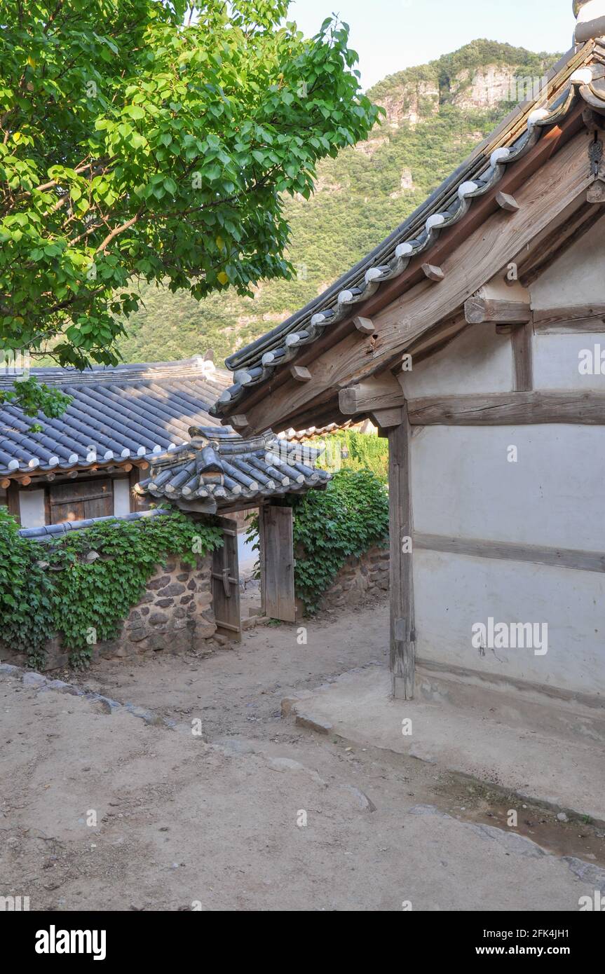 Korean traditional gate hi-res stock photography and images - Alamy