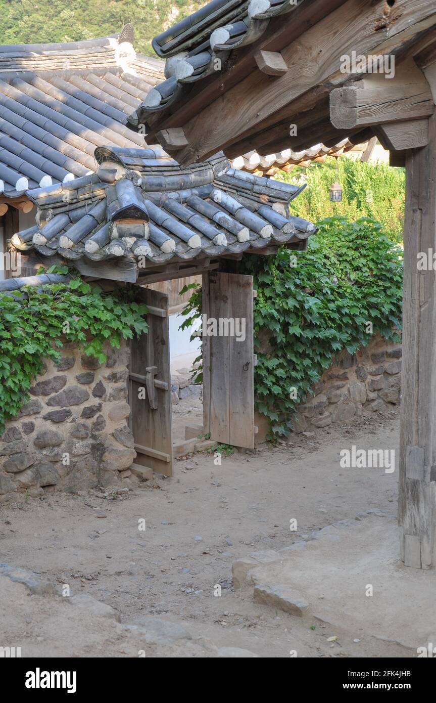 Traditional korean courtyard hi-res stock photography and images - Alamy