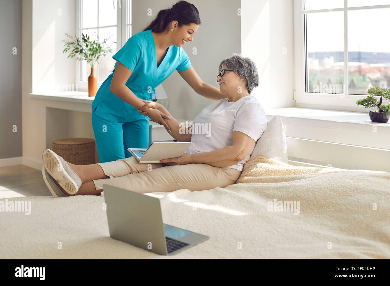 Patient nurse home hi-res stock photography and images - Alamy