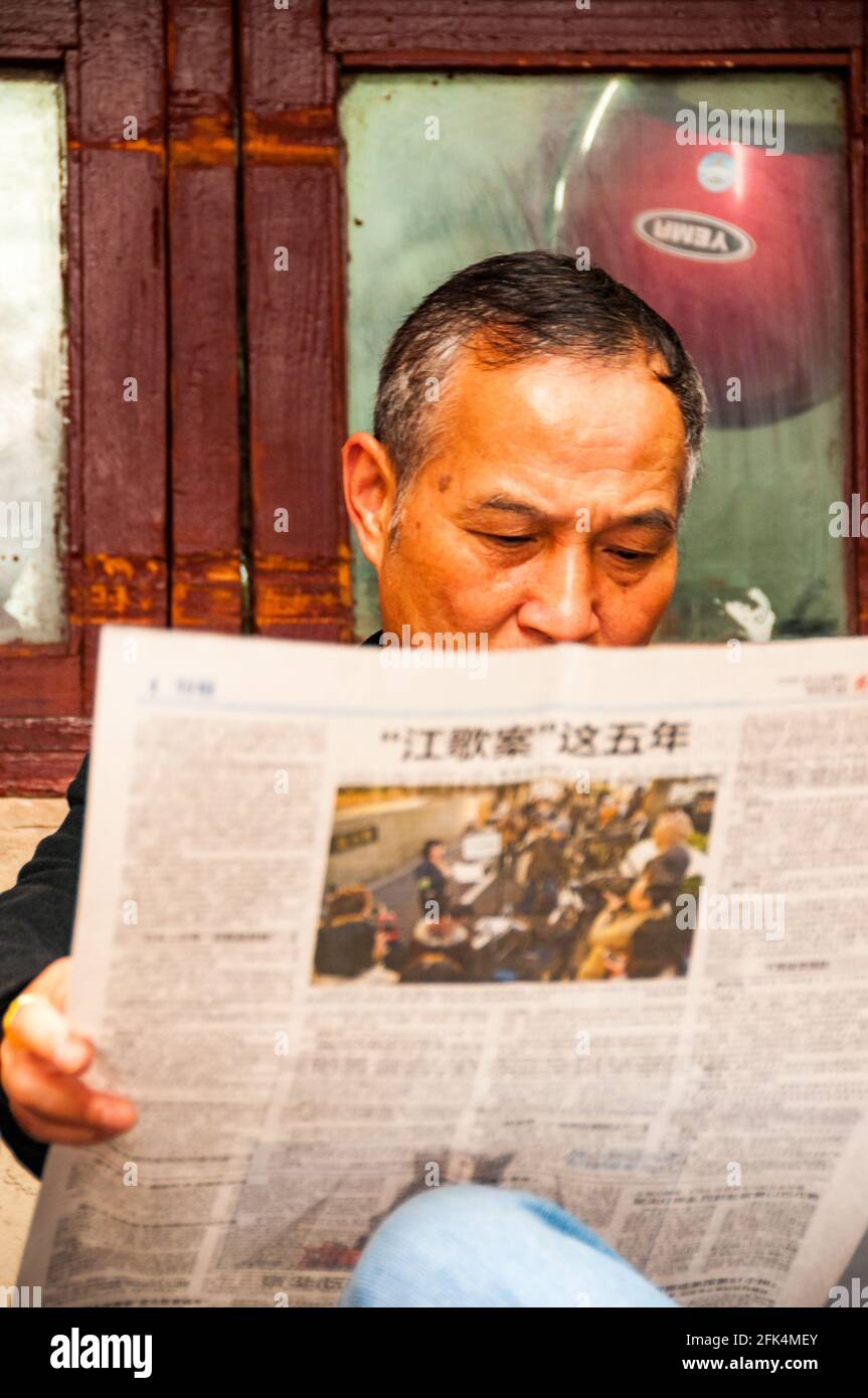 Reading newspaper china hi-res stock photography and images - Alamy