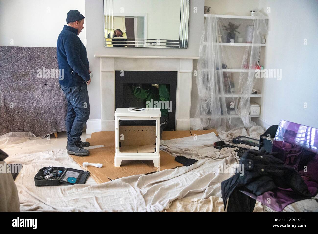 Stove Installation in London, picture by Gavin Rodgers/ Pixel8000 Stock ...