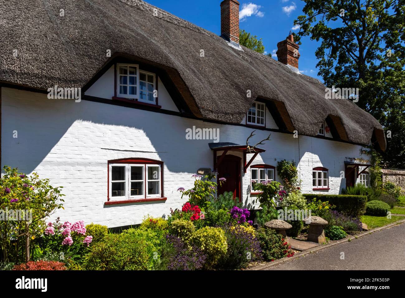 British thatched house wherwell hi-res stock photography and images - Alamy