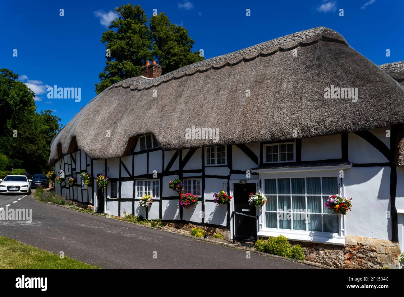 British thatched house wherwell hi-res stock photography and images - Alamy
