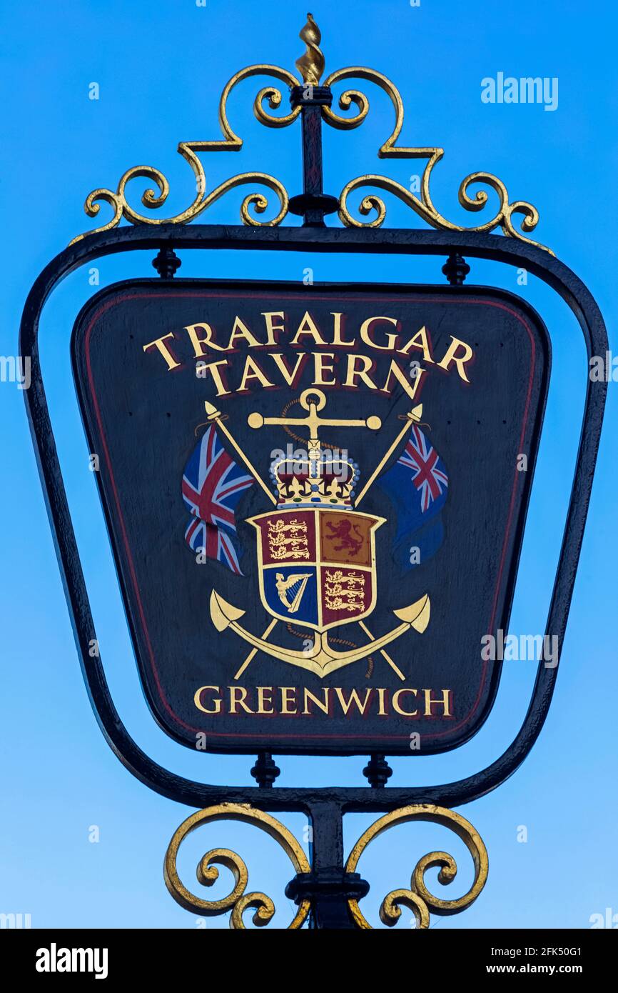 Tavern pub sign hi-res stock photography and images - Alamy