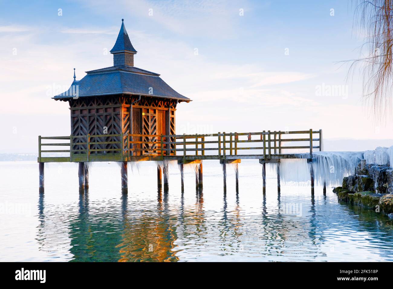 Vereistes Holz Badehaus am Neuenburgersee in Gorgier, Neuenburg ...