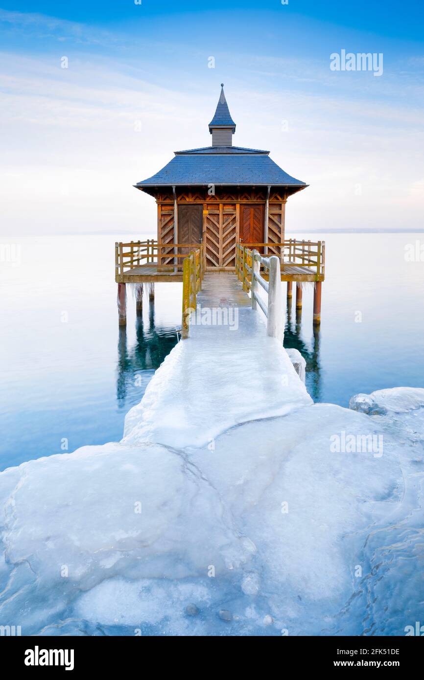 Vereistes Holz Badehaus in der Abenddämmerung am Neuenburgersee in ... Vereistes Holz Badehaus in der Abenddämmerung am Neuenburgersee in ...