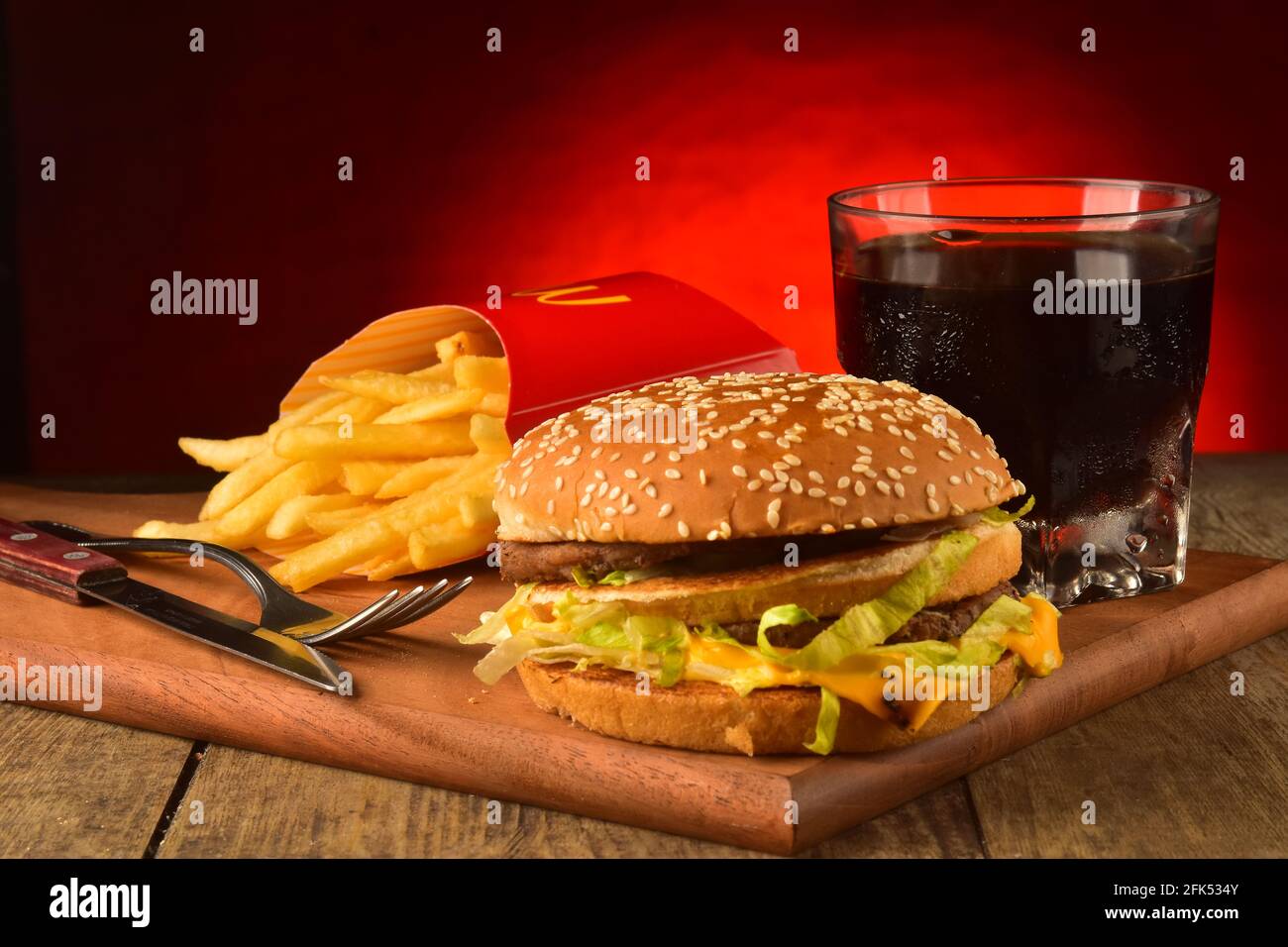 Cheeseburger and chips with a glass of coca cola Stock Photo - Alamy