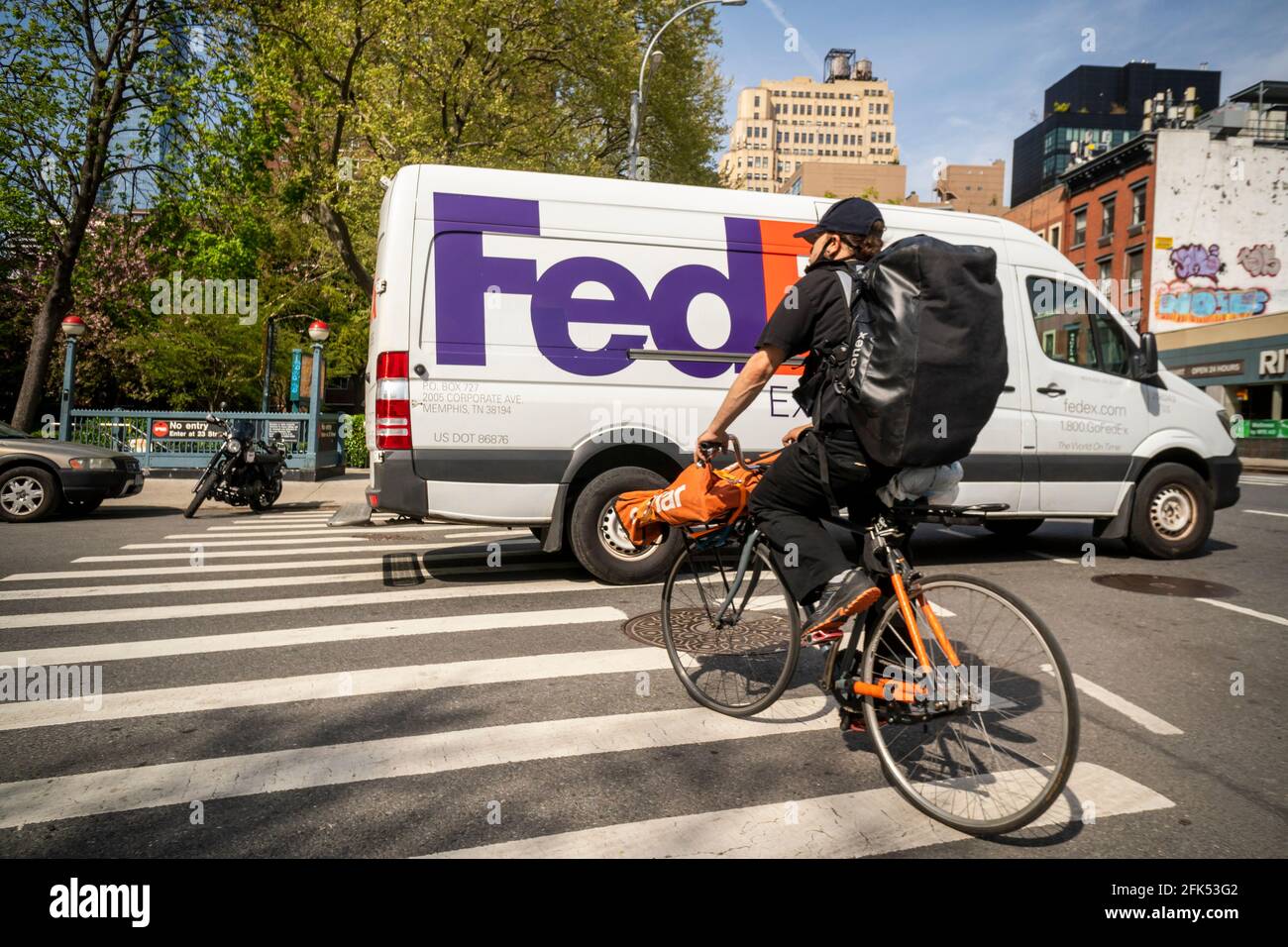 Fedex last mile delivery hi-res stock photography and images - Alamy