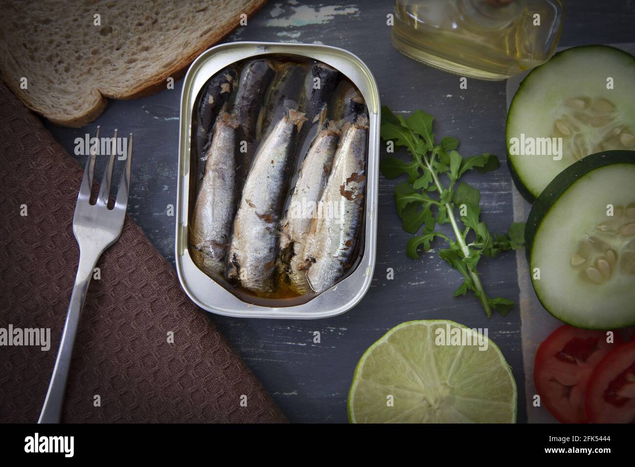 Top view of canned sardines with slices of bread Stock Photo - Alamy