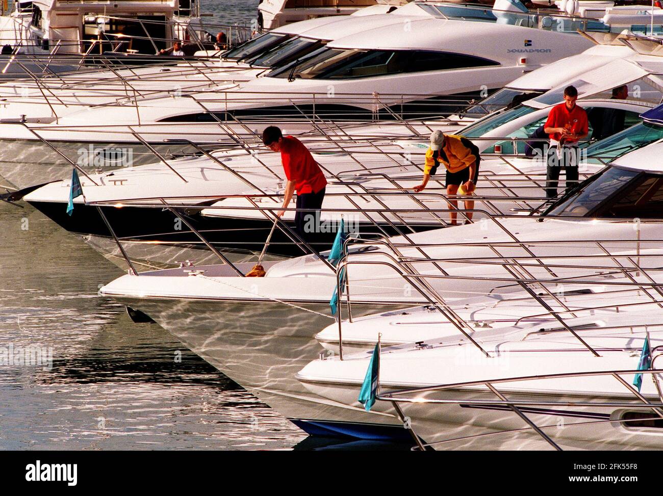 SOUTHAMPTON INTERNATIONAL BOAT SHOW 1998 STAFF CLEANING THE BOATS Stock ...