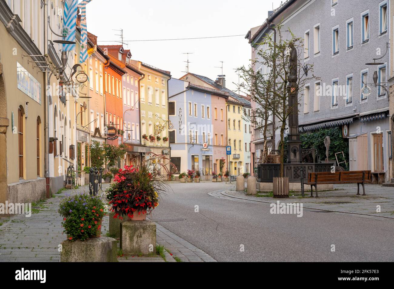 die Marktstraße in Teisendorf mit den herrlichen Fassaden und dem ...