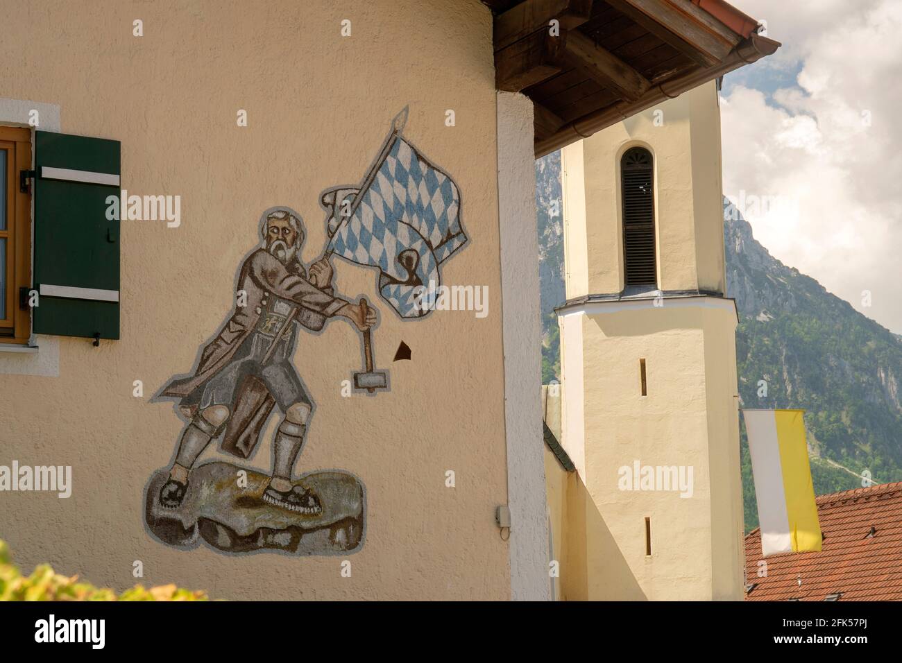 auf dem Petersplatz in Piding (neben der Pfarrkirche Mariä Geburt Stock ...