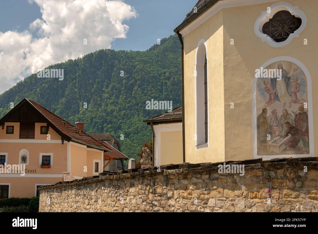 auf dem Petersplatz in Piding (neben der Pfarrkirche Mariä Geburt Stock ...