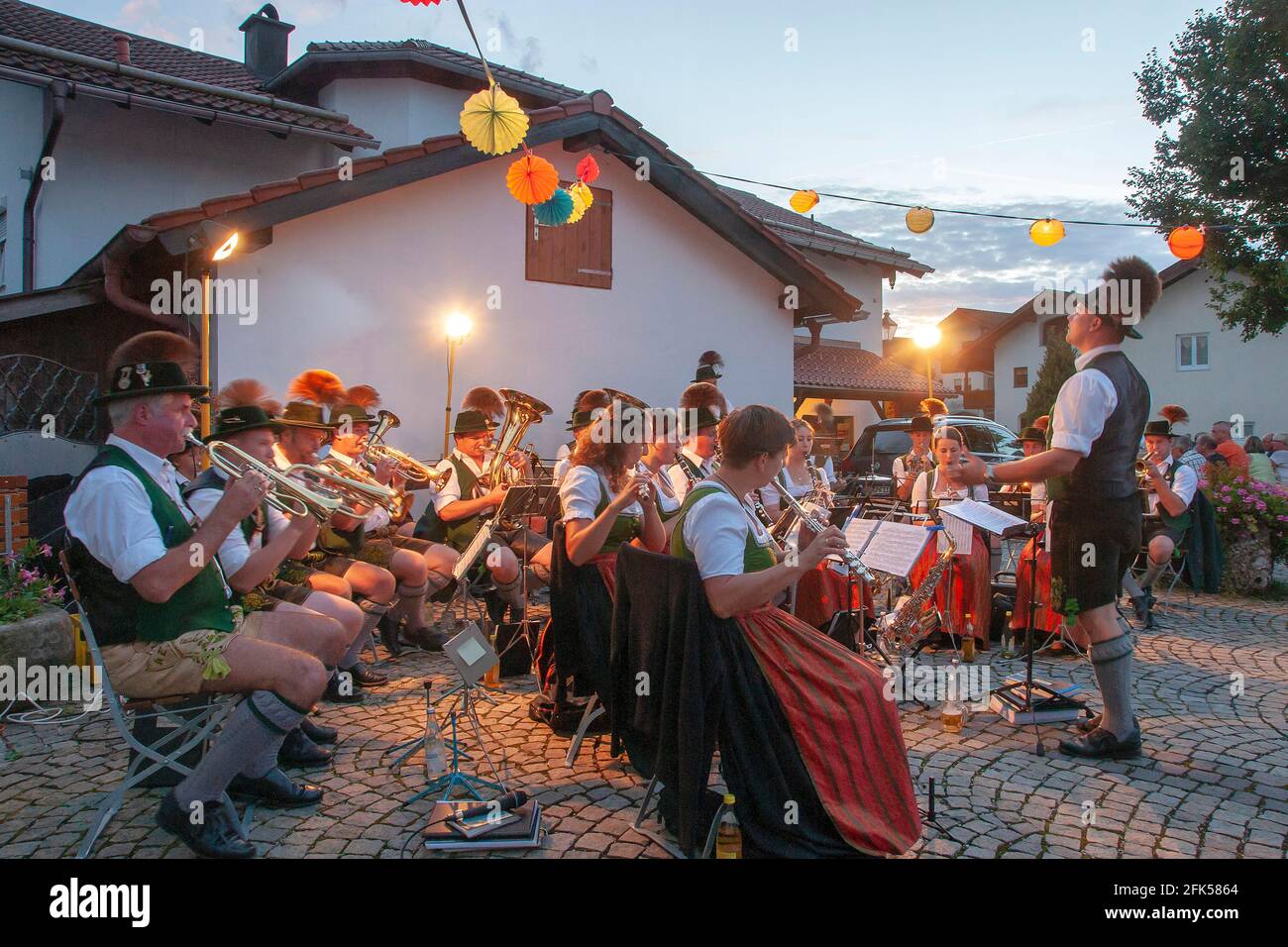Leuchtbrunnenfest auf dem Rupertusplatz in Piding im Rupertiwinkel ...