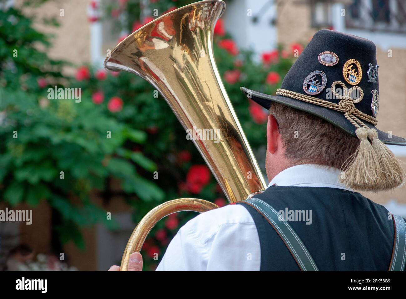 Standkonzert der Bergschützenkapelle Anger auf dem Dorfplatz von Anger ...
