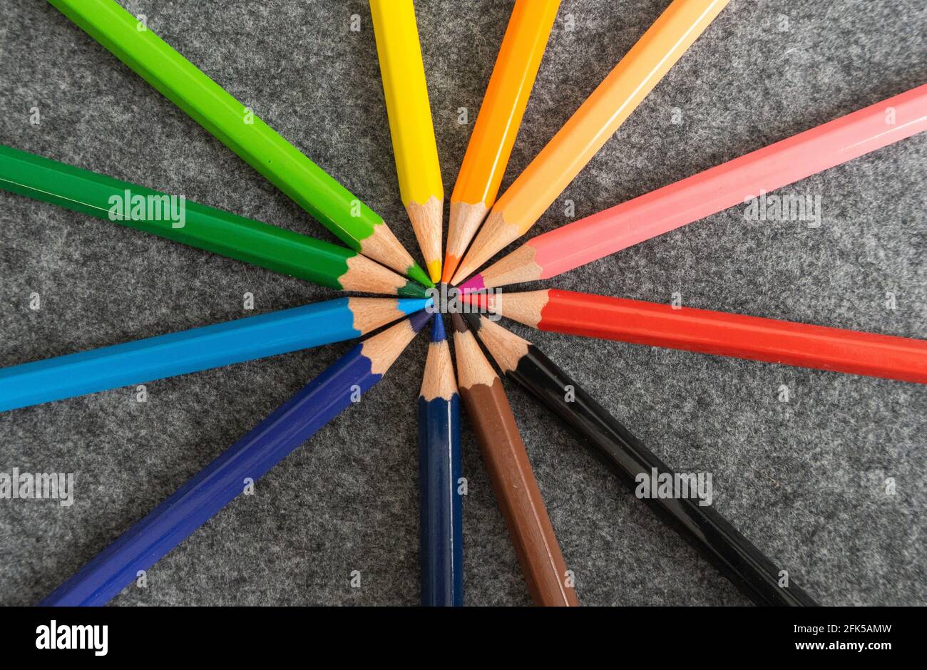 Top-view of sharpened color pencils put in a circle Stock Photo - Alamy