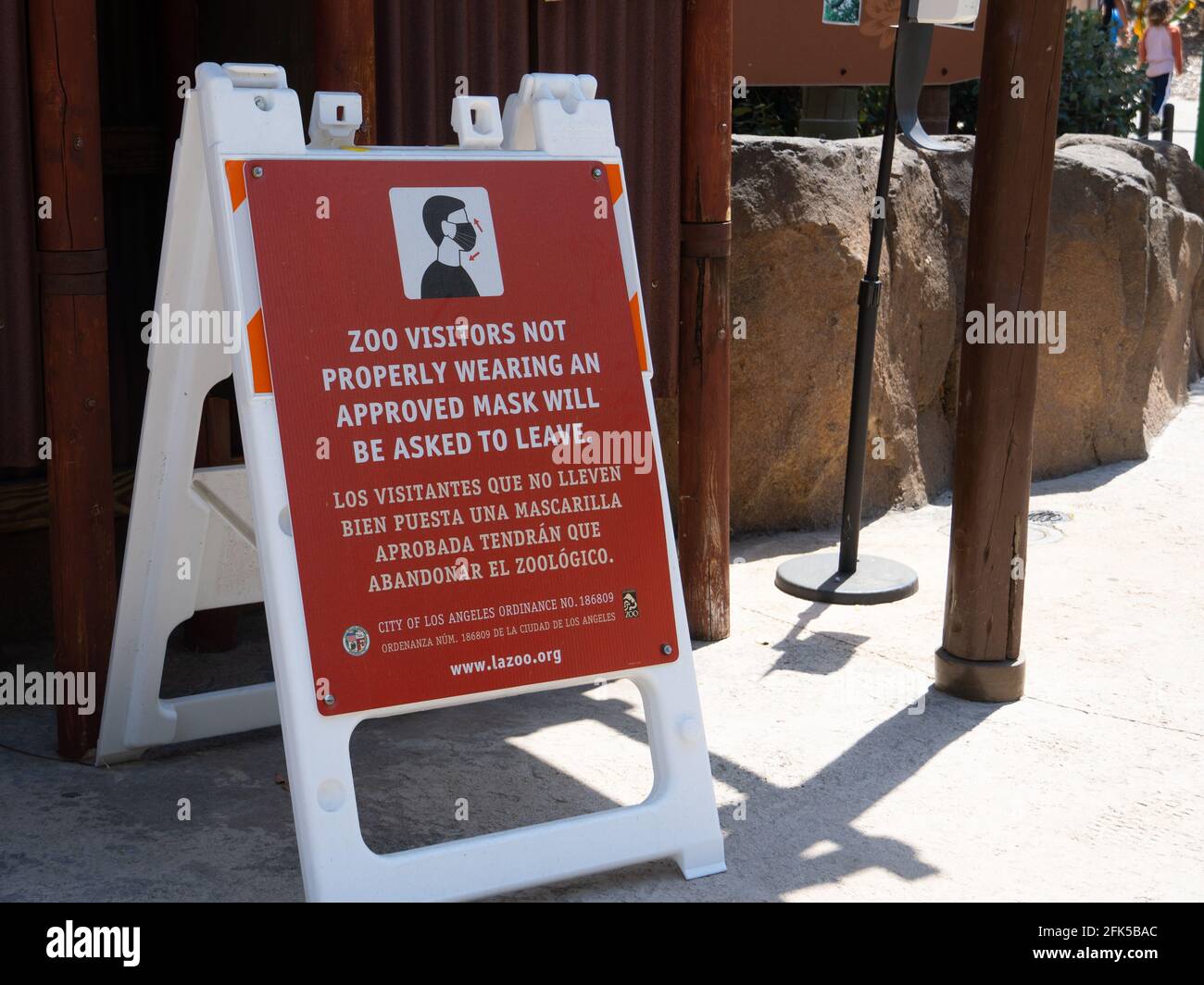 Los Angeles Zoo sign reminding visitors to wear masks Stock Photo - Alamy