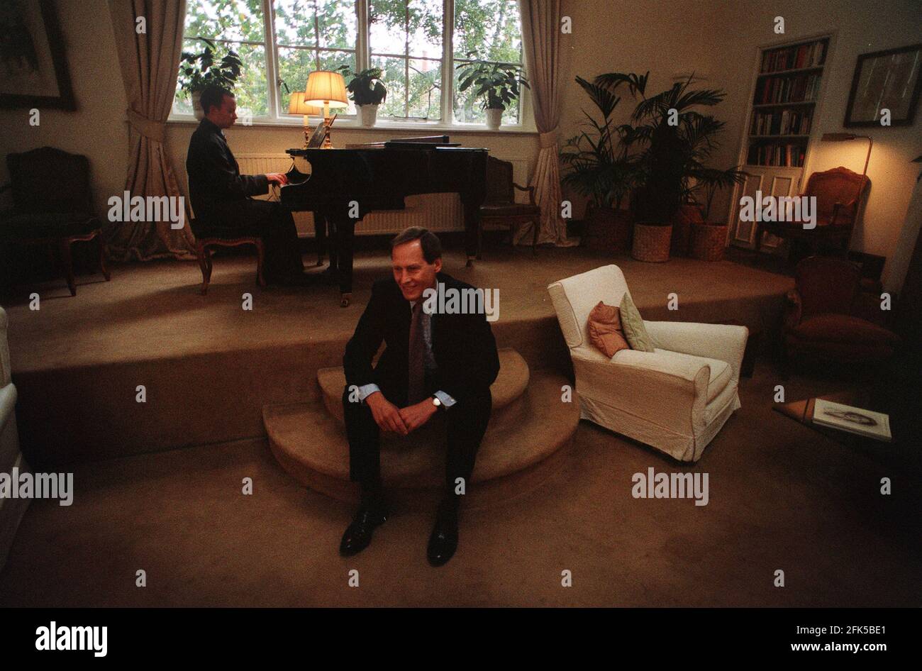 Noel coward piano hi-res stock photography and images - Alamy