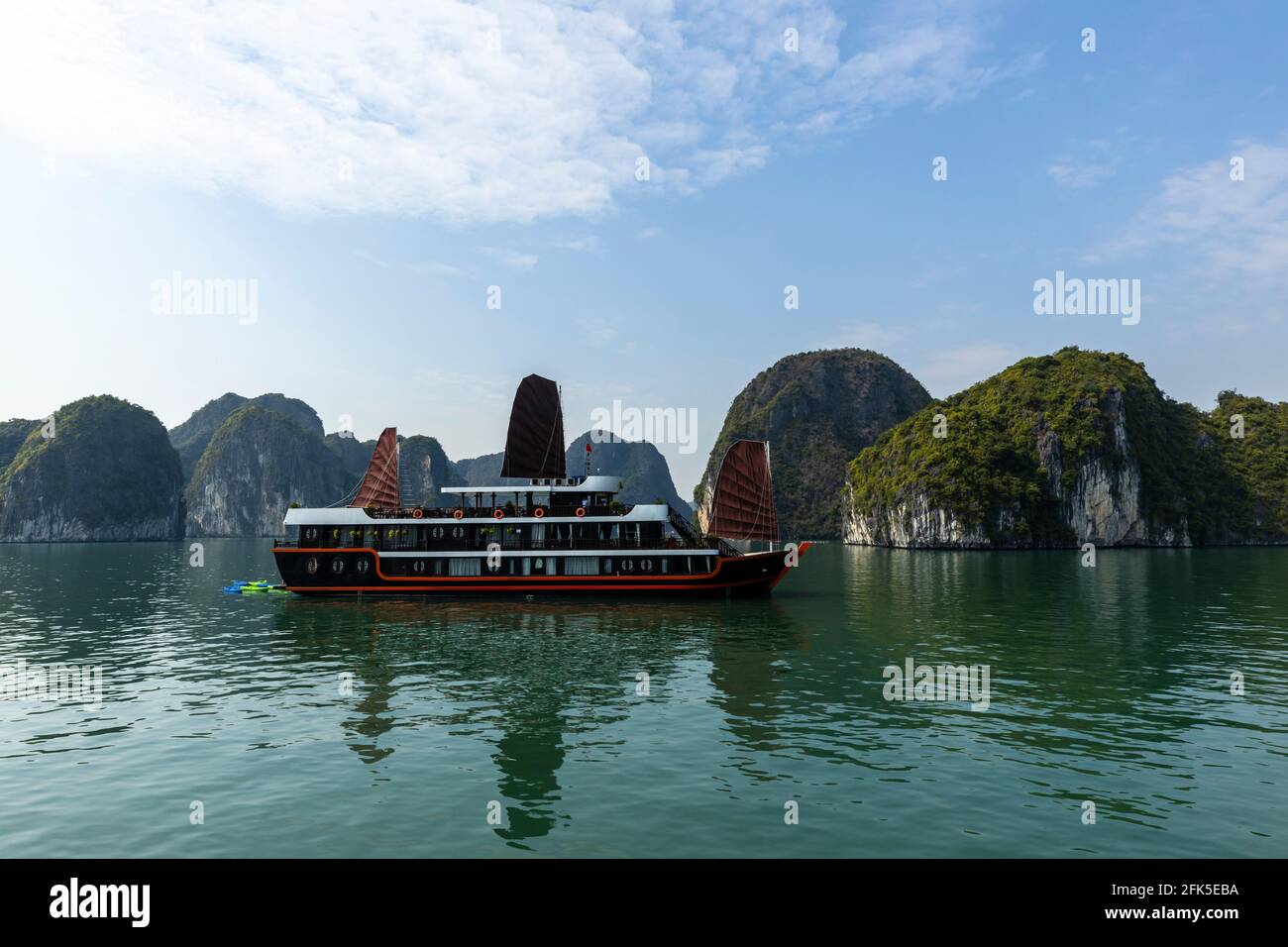 Cruise halong bay hi-res stock photography and images - Alamy