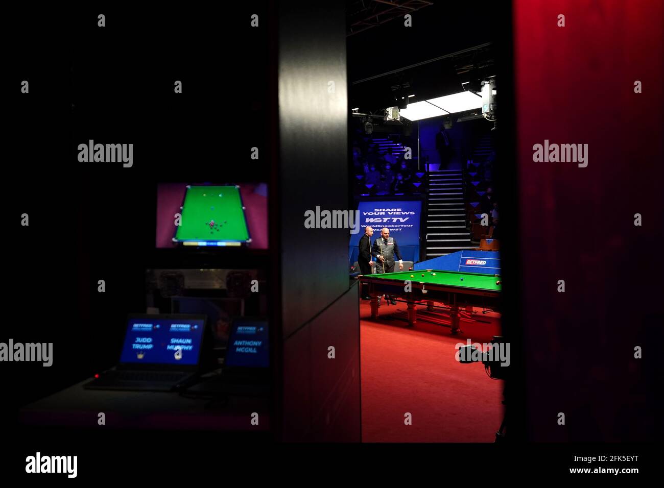 The crucible sheffield snooker arena hi-res stock photography and ...
