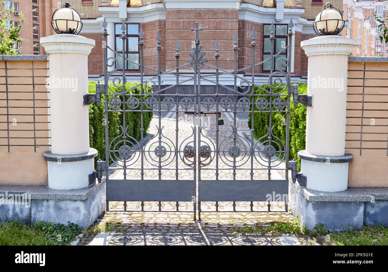 Ornate gate and fence hi-res stock photography and images - Alamy